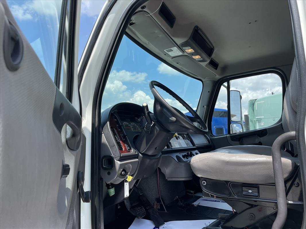 2015 FREIGHTLINER M2 BOX TRUCK GC7931 - Truck Market